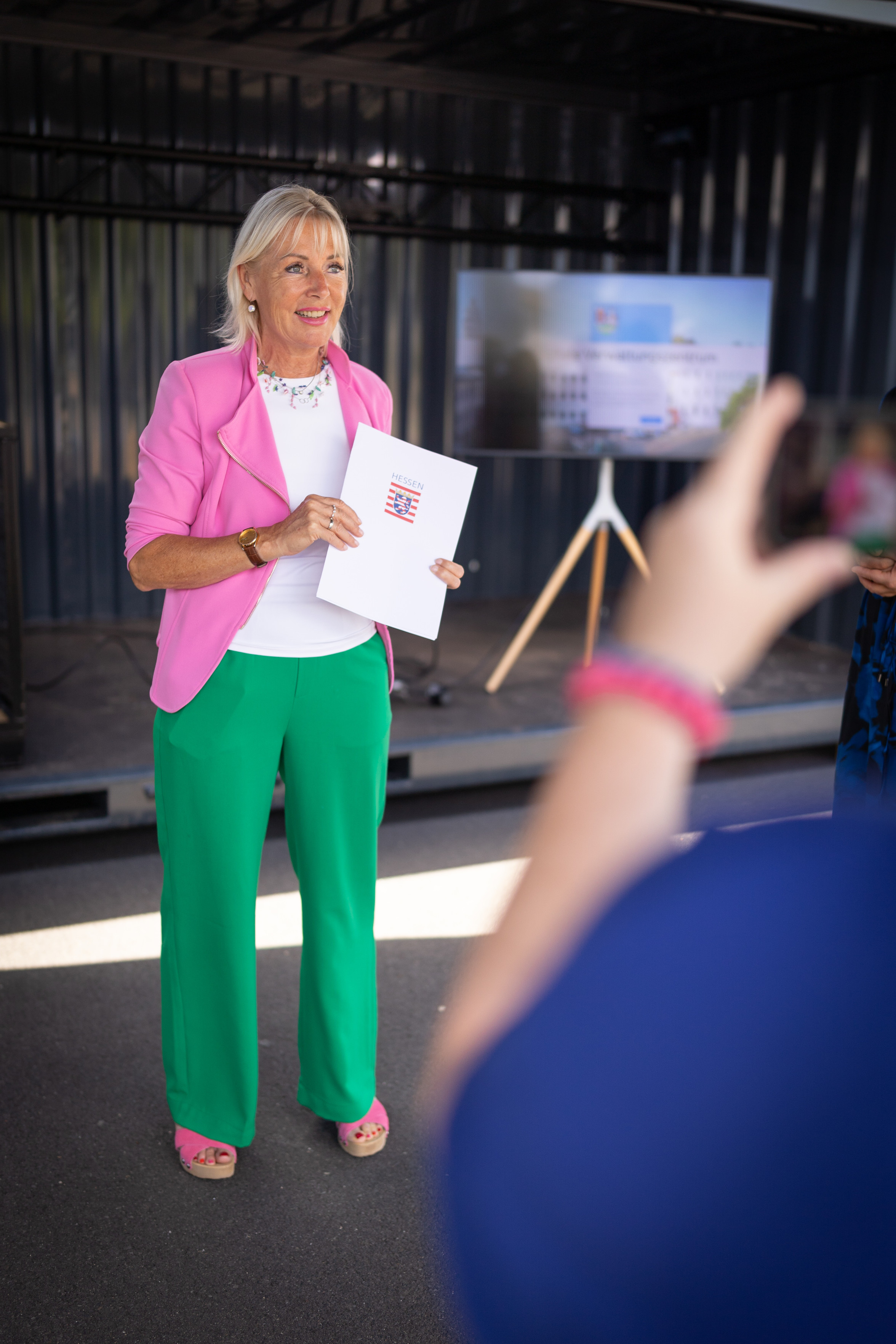 Digitales Hessen: "Digitalministerin Prof. Dr. Kristina Sinemus besu ...
