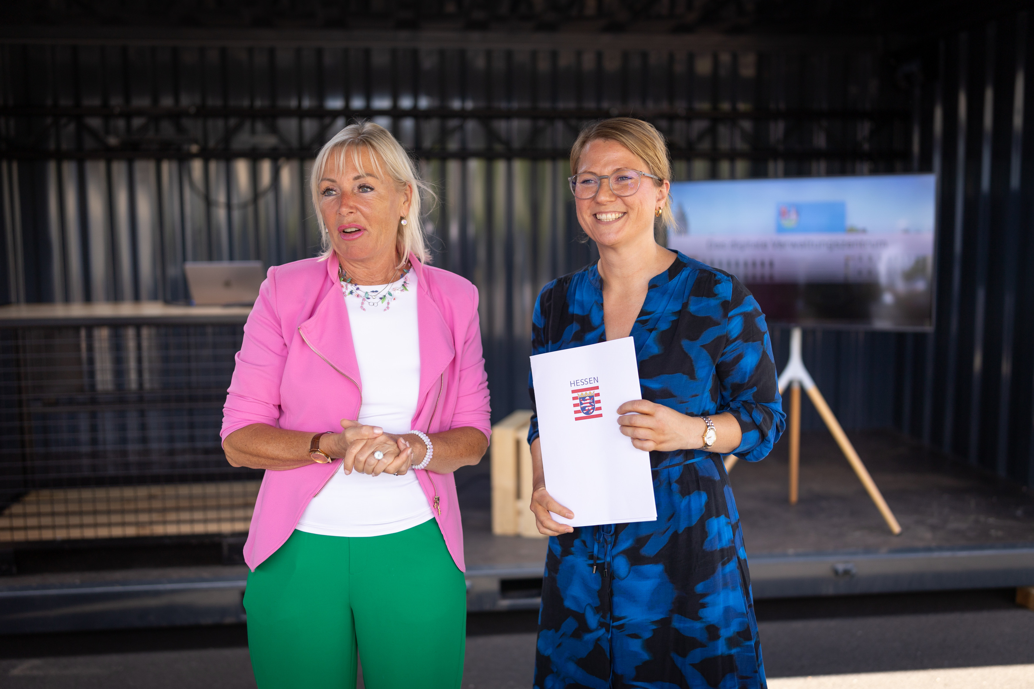 Digitales Hessen: "Digitalministerin Prof. Dr. Kristina Sinemus besu ...